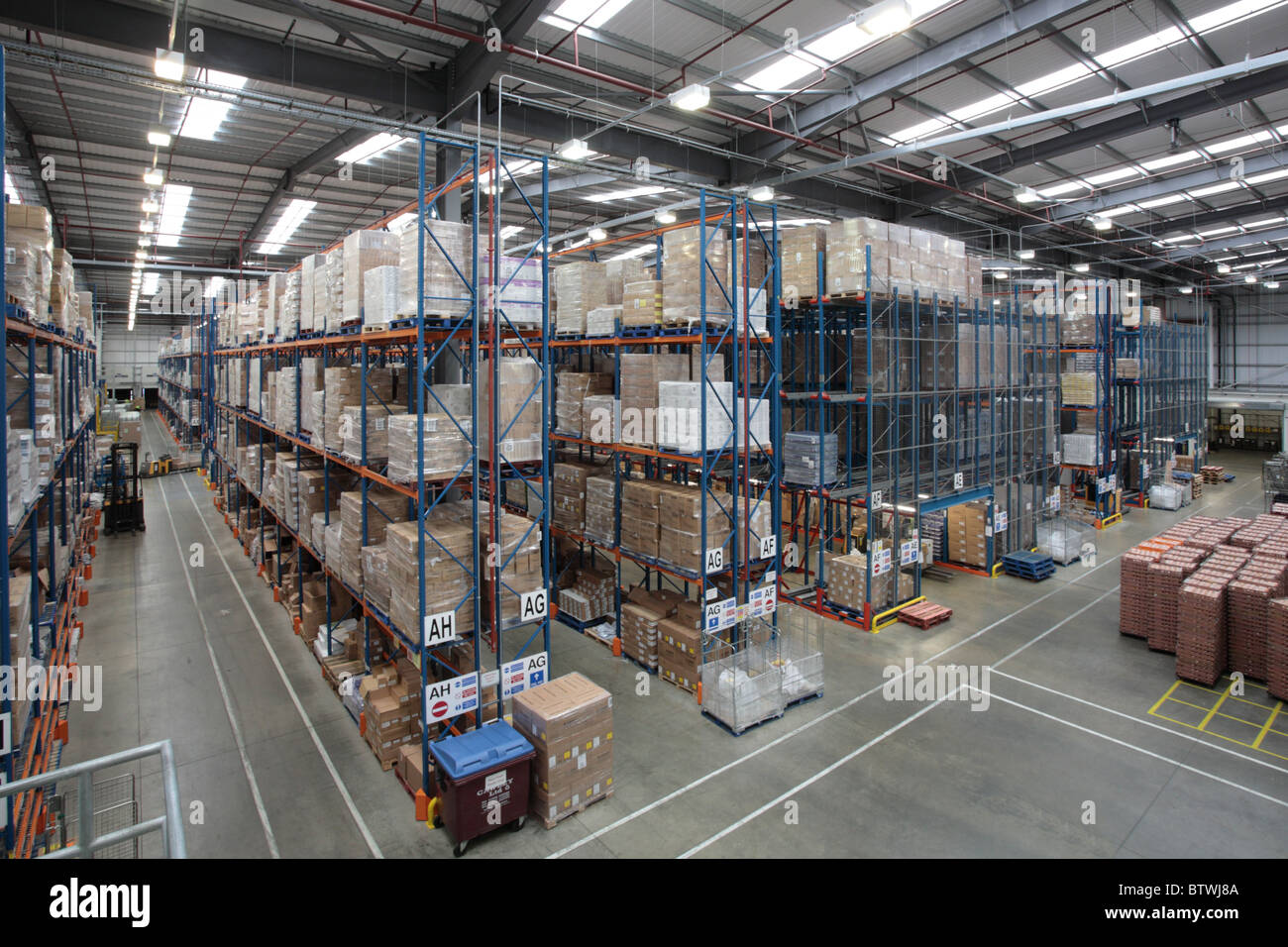Logistics storage warehouse racking hi-res stock photography and images ...