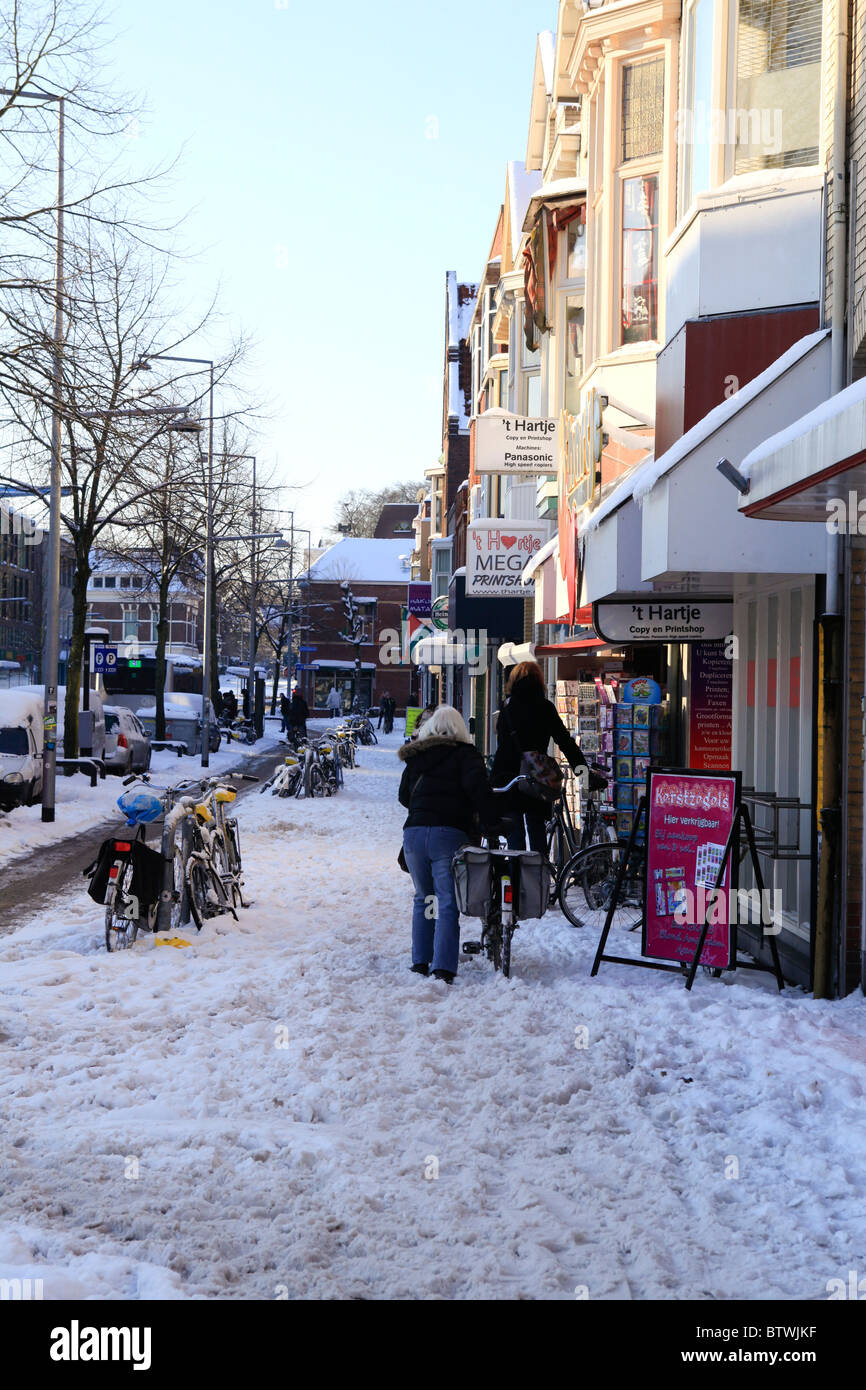 Shopping in the snow Stock Photo - Alamy