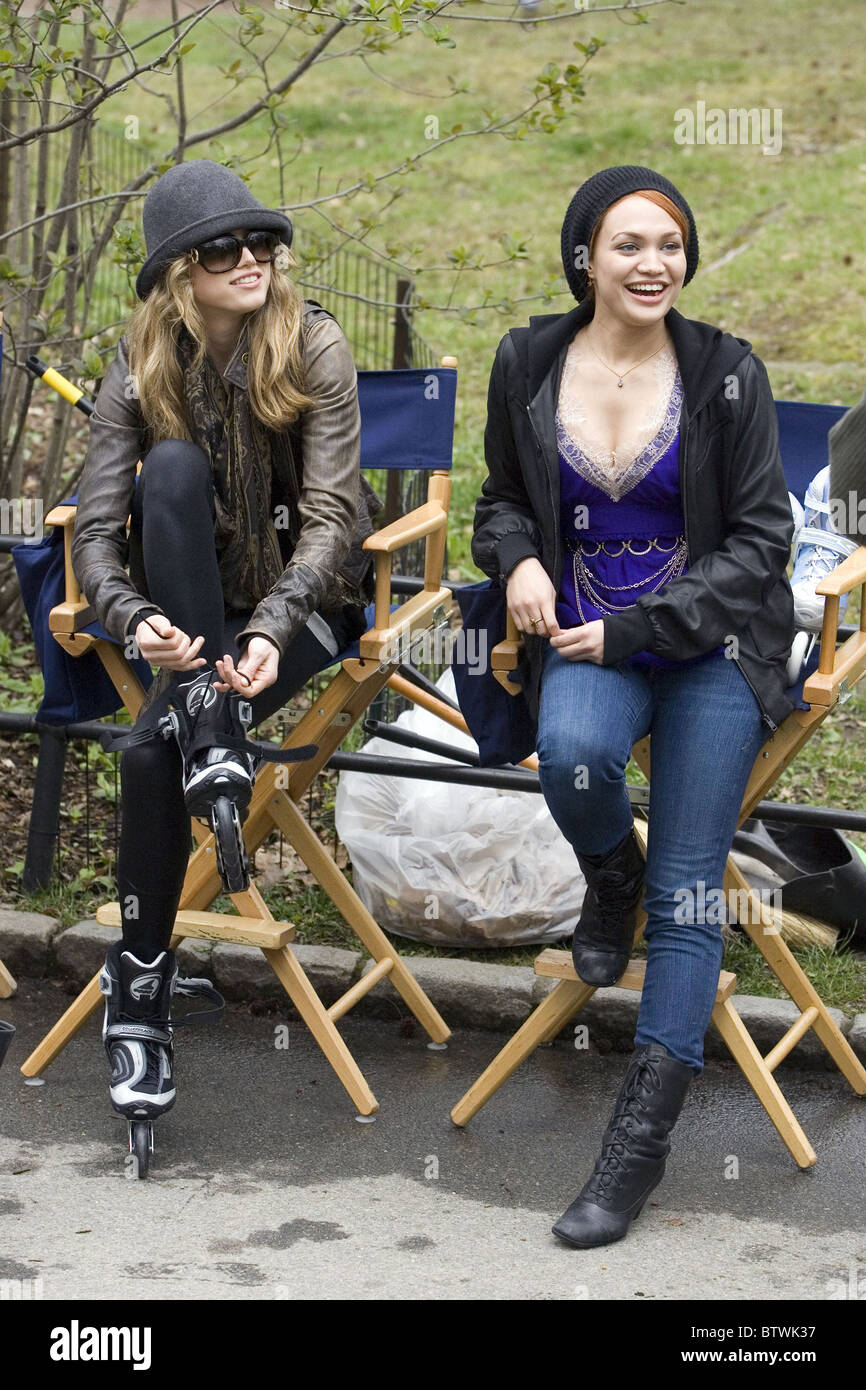 Cast of TWELVE On Location in Central Park Stock Photo - Alamy