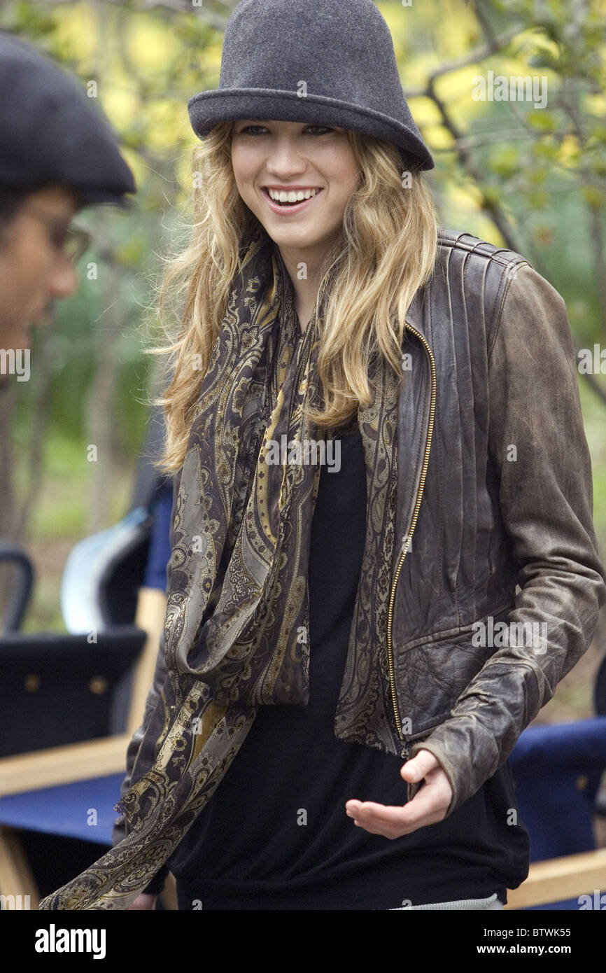 Cast of TWELVE On Location in Central Park Stock Photo - Alamy