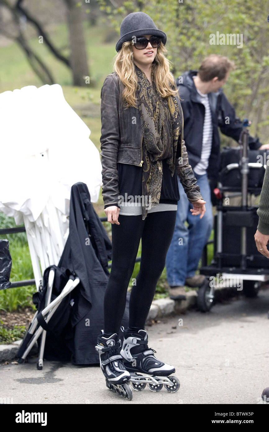 Cast of TWELVE On Location in Central Park Stock Photo - Alamy