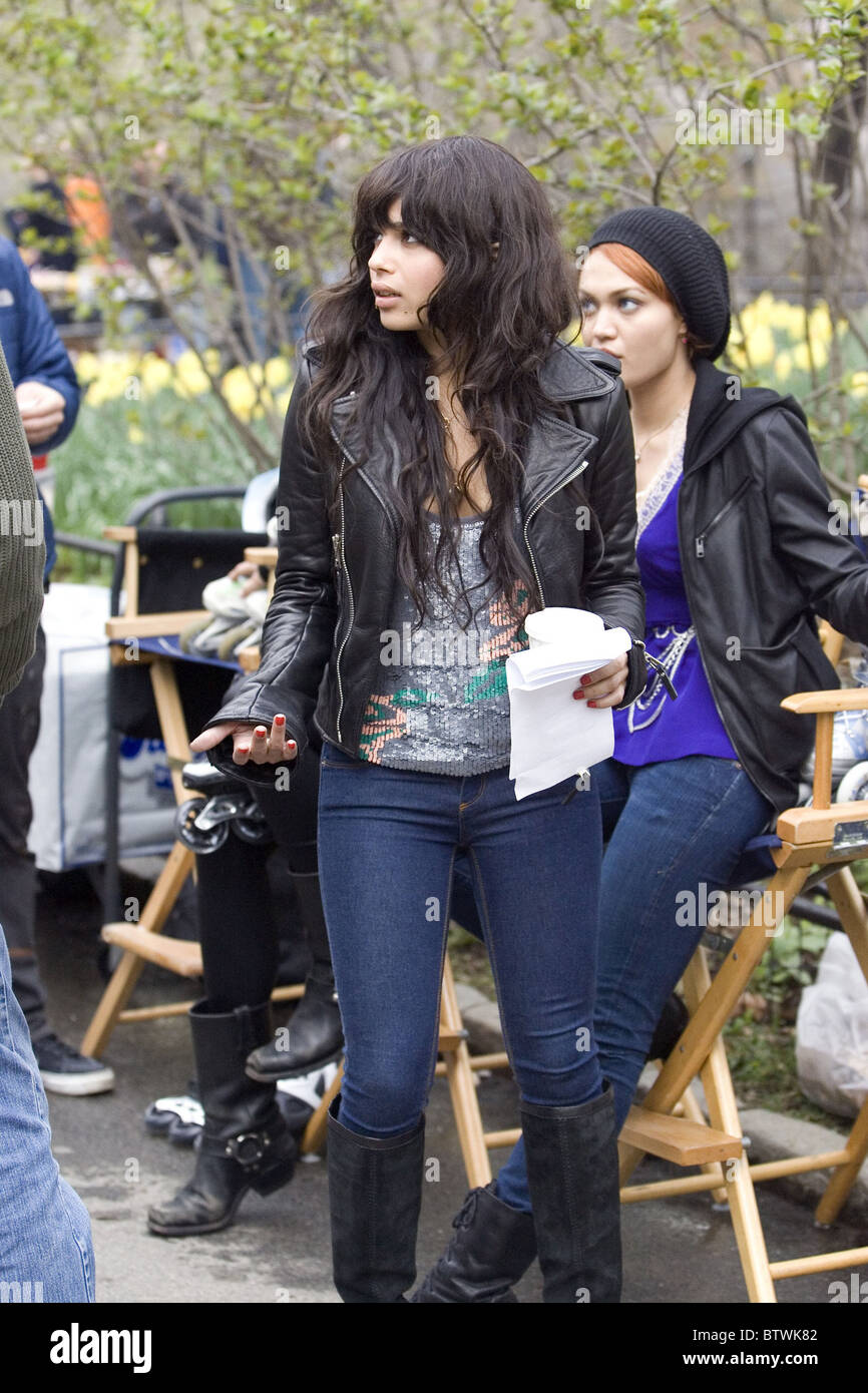 Cast of TWELVE On Location in Central Park Stock Photo - Alamy