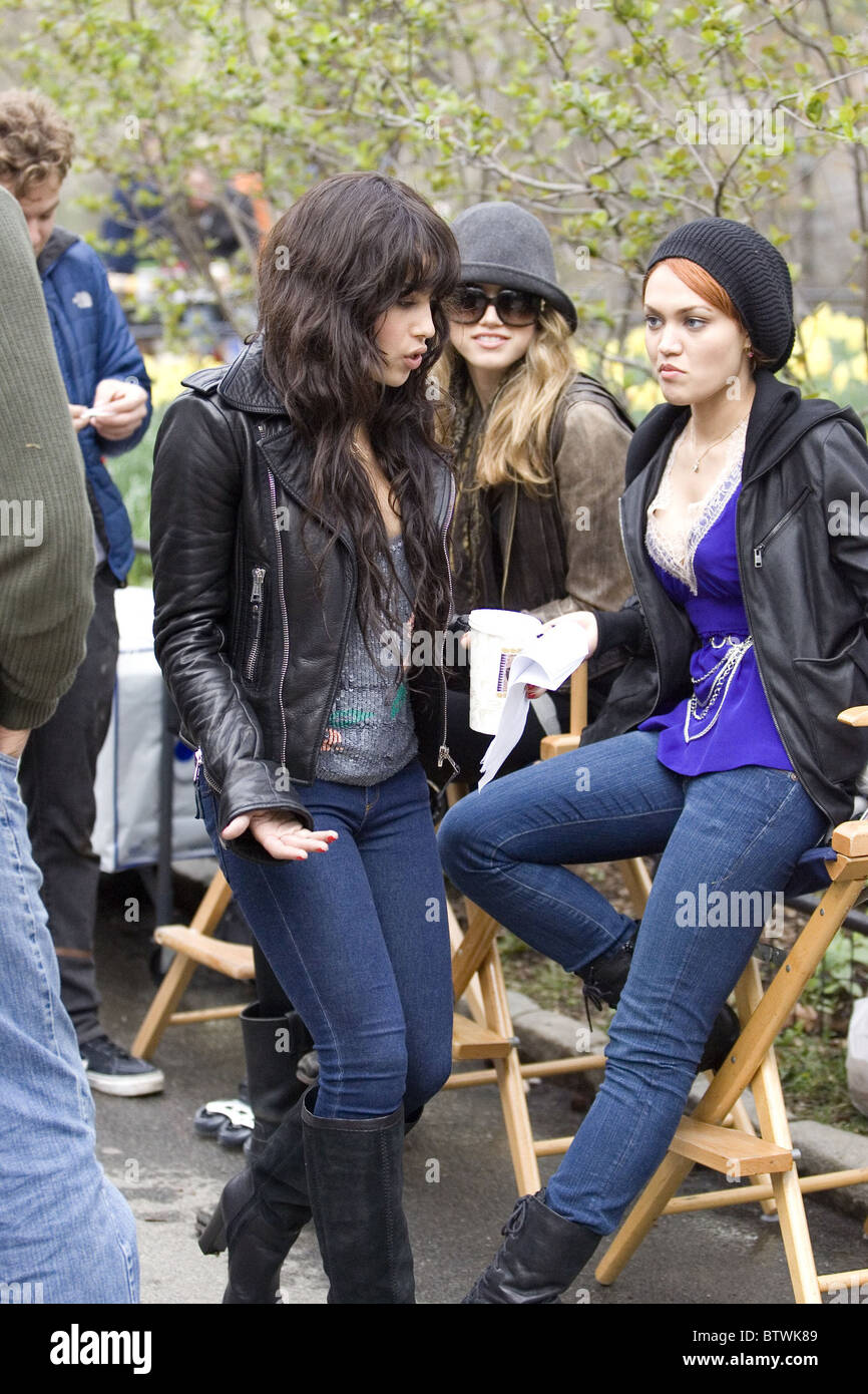 Cast of TWELVE On Location in Central Park Stock Photo - Alamy