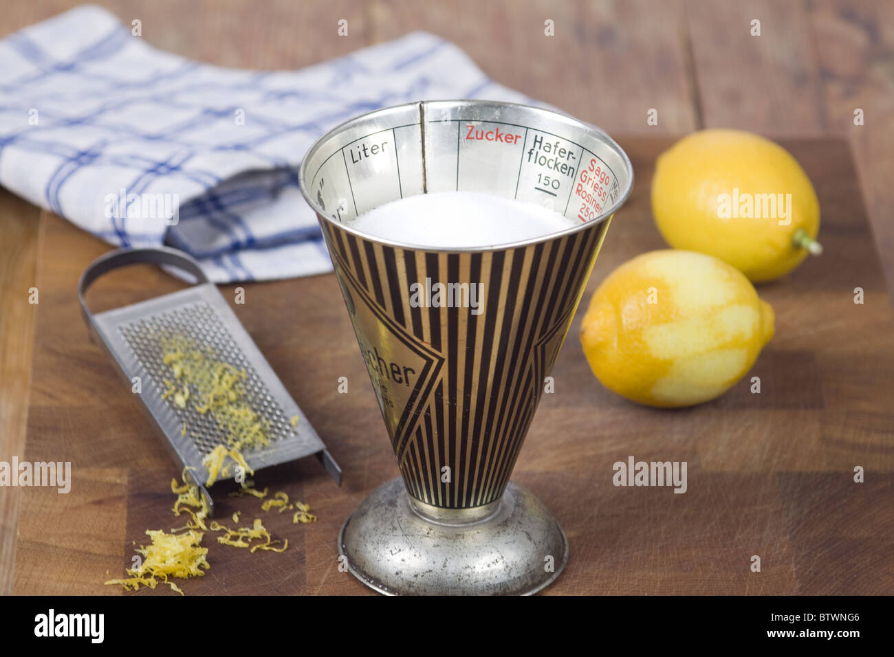 Measuring cup sugar hi-res stock photography and images - Alamy