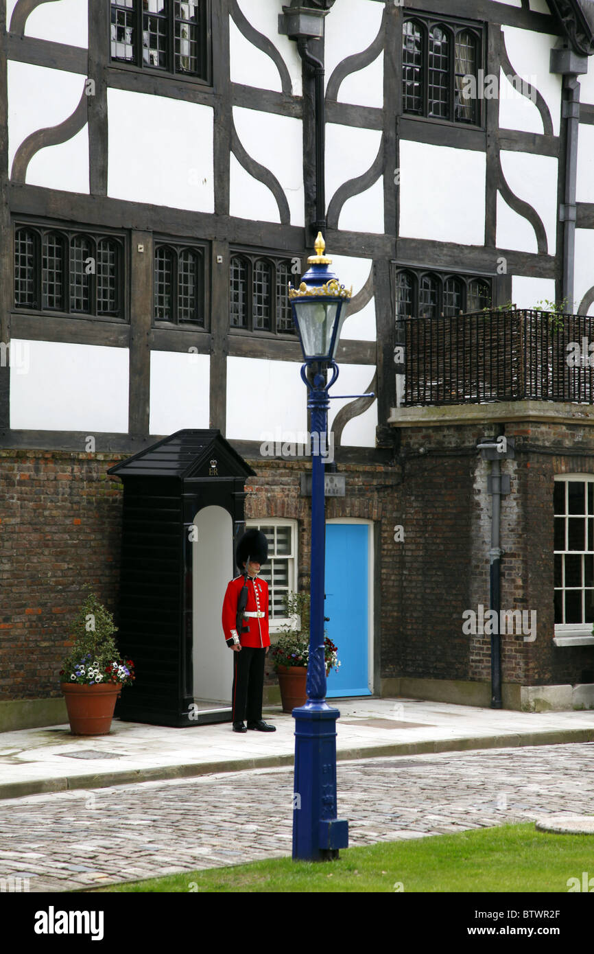 The queens house tower of london hi-res stock photography and images ...