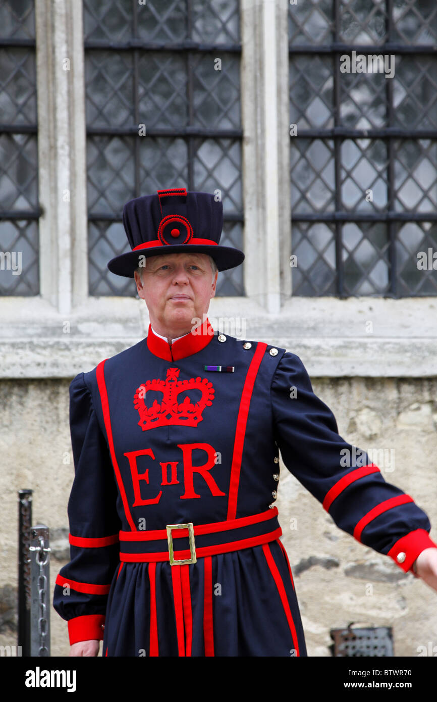 YEOMAN OF THE GUARD BEAFEATER TOWER OF LONDON LONDON ENGLAND TOWER OF ...
