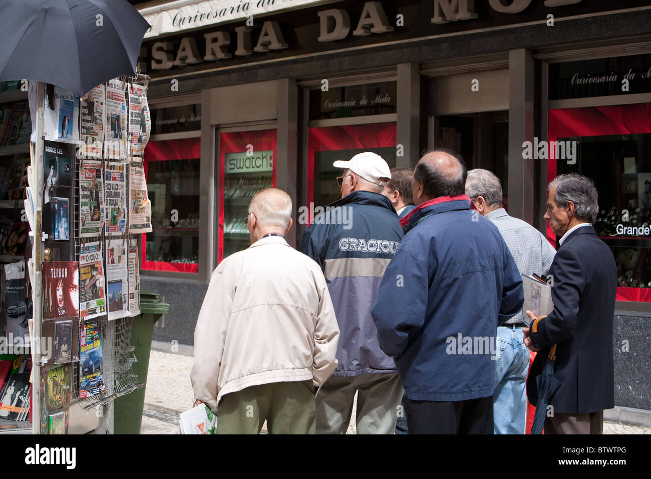 Men reading newspaper headlines hi-res stock photography and images - Alamy
