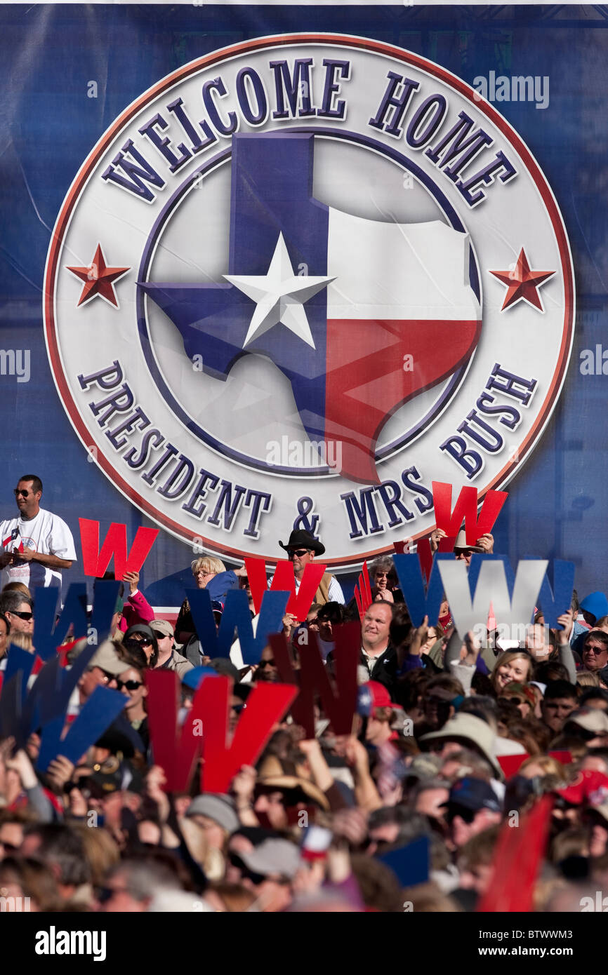 Crowd waves giant W's at former Pres. George W. Bush at welcome-home ...