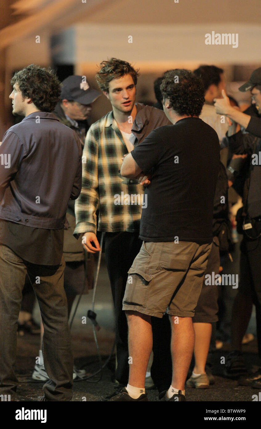 Robert Pattinson On the Set of REMEMBER ME Stock Photo - Alamy