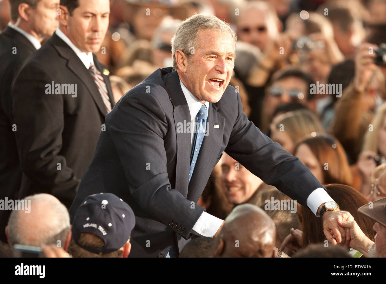 Former Pres. George W. Bush is greeted by 20,000 well-wishers in ...