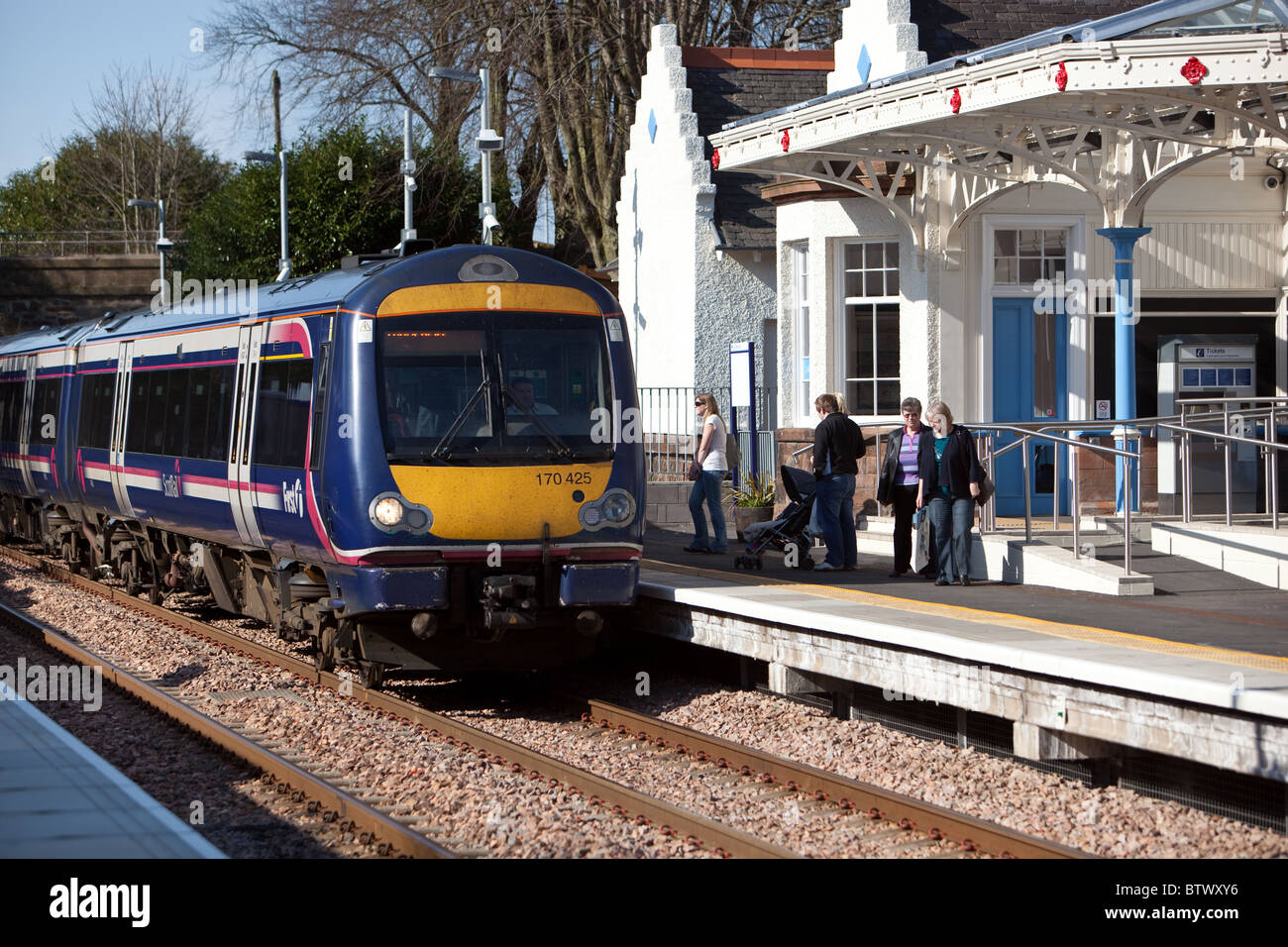 Scotland railways train stations hi-res stock photography and images ...