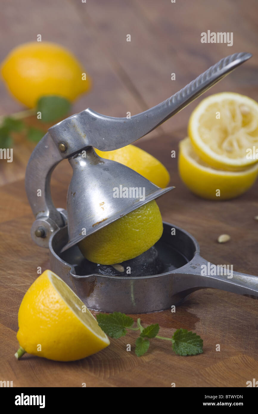 Lemon squeezer with lemon hi-res stock photography and images - Alamy