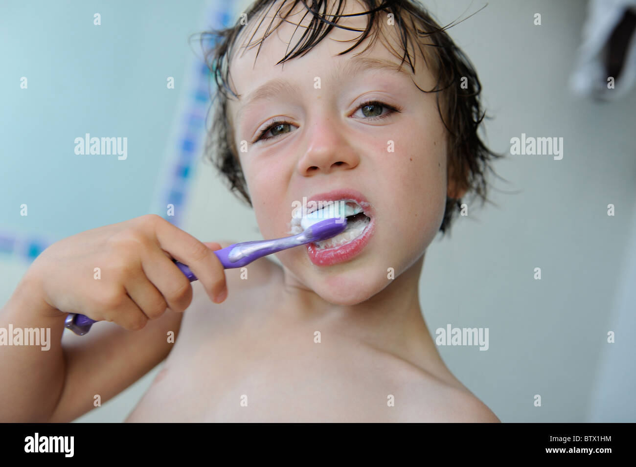 young boy cleaning his teeth Stock Photo - Alamy
