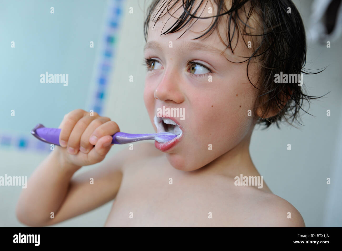 young boy cleaning his teeth Stock Photo - Alamy
