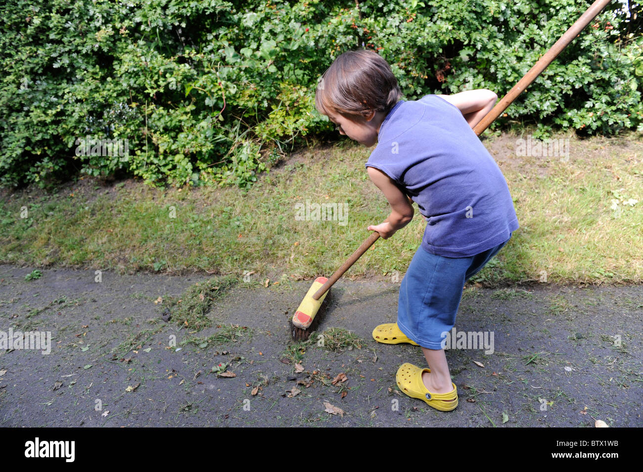 Sweep garden path hi-res stock photography and images - Alamy