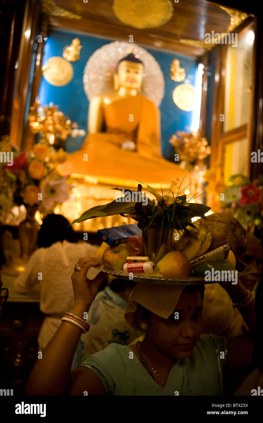 Buddhist bringing offerings to the Buddha, Mahabodhi Temple, Bodhgaya ...