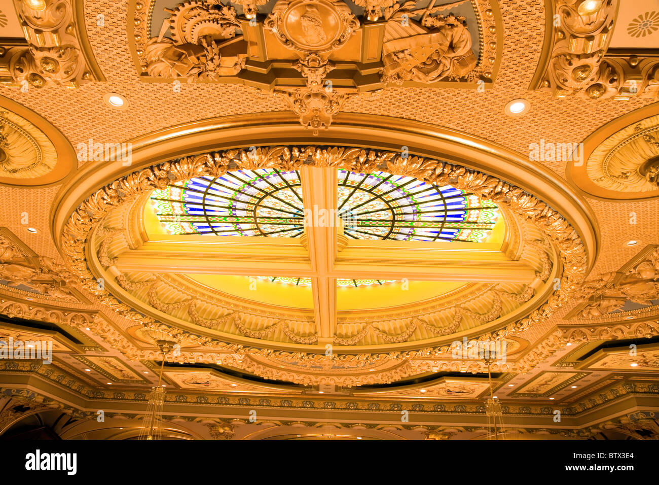 Illinois state building with flag hi-res stock photography and images ...