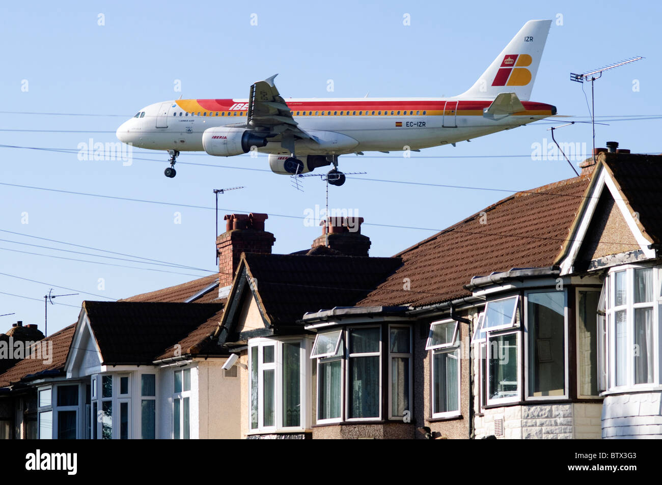 Plane flying over houses heathrow hi-res stock photography and images ...