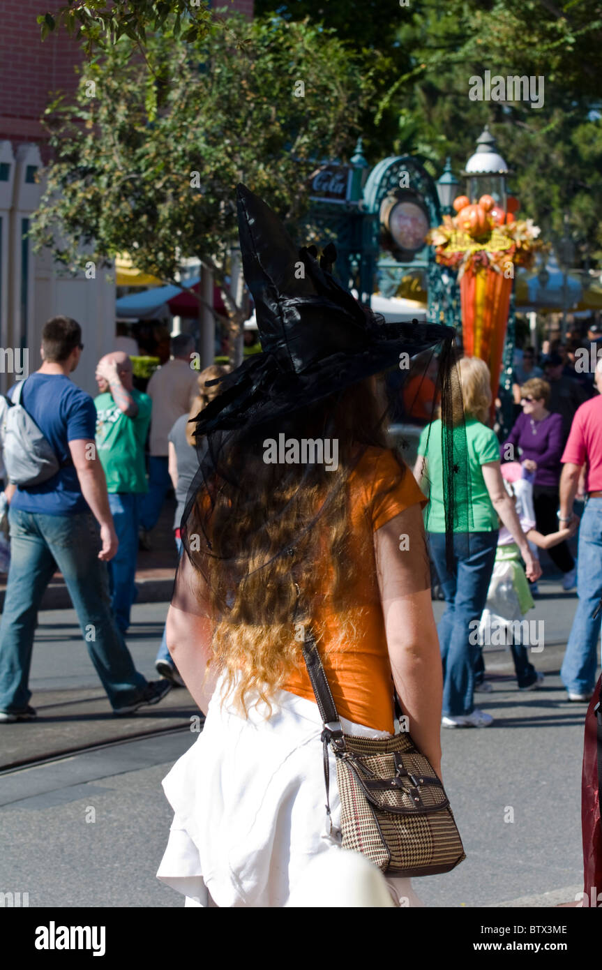 People in disneyland hi-res stock photography and images - Alamy
