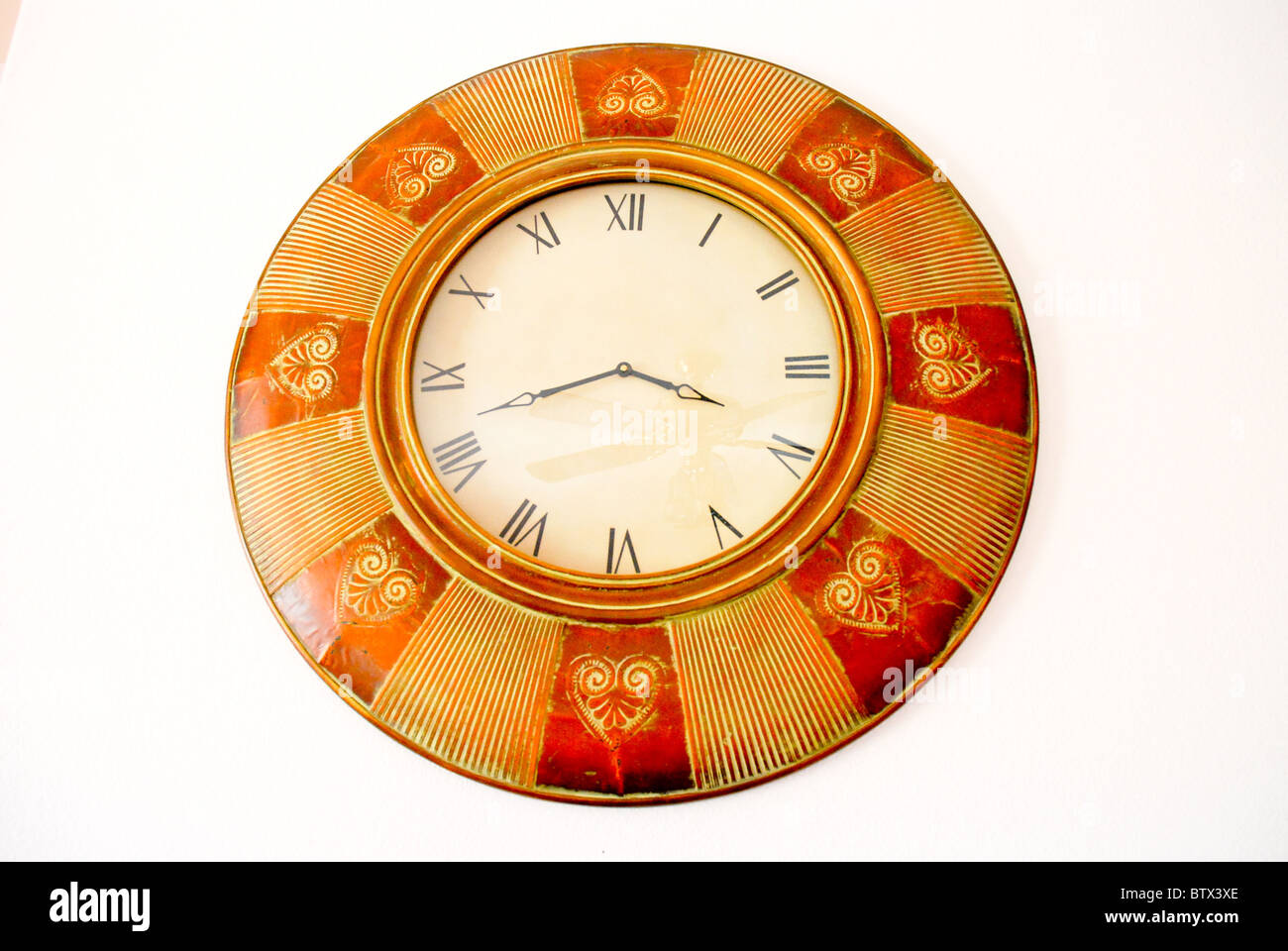 Round clock hi-res stock photography and images - Alamy