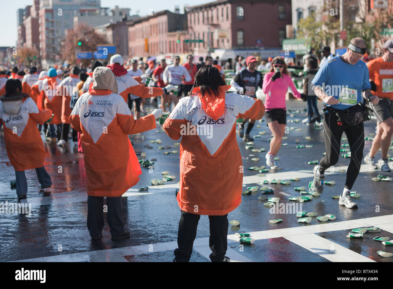Marathon water station hi-res stock photography and images - Alamy