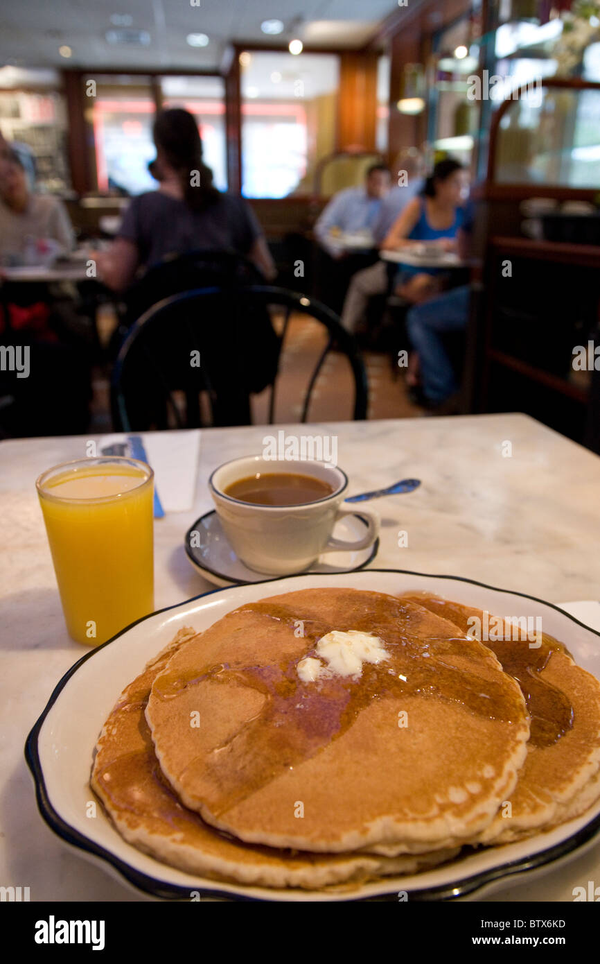 Pancake breakfast in typical diner Stock Photo - Alamy