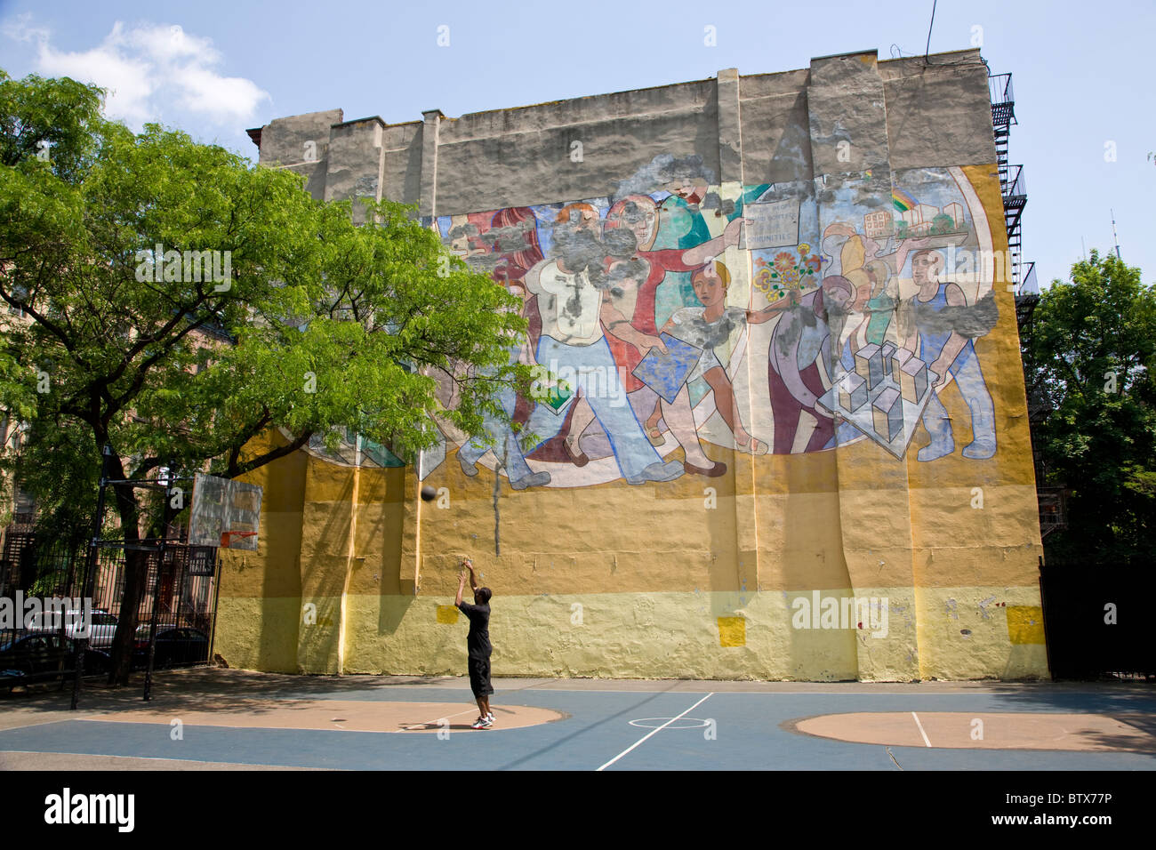 Basketball court in mid-town Manhattan Stock Photo - Alamy