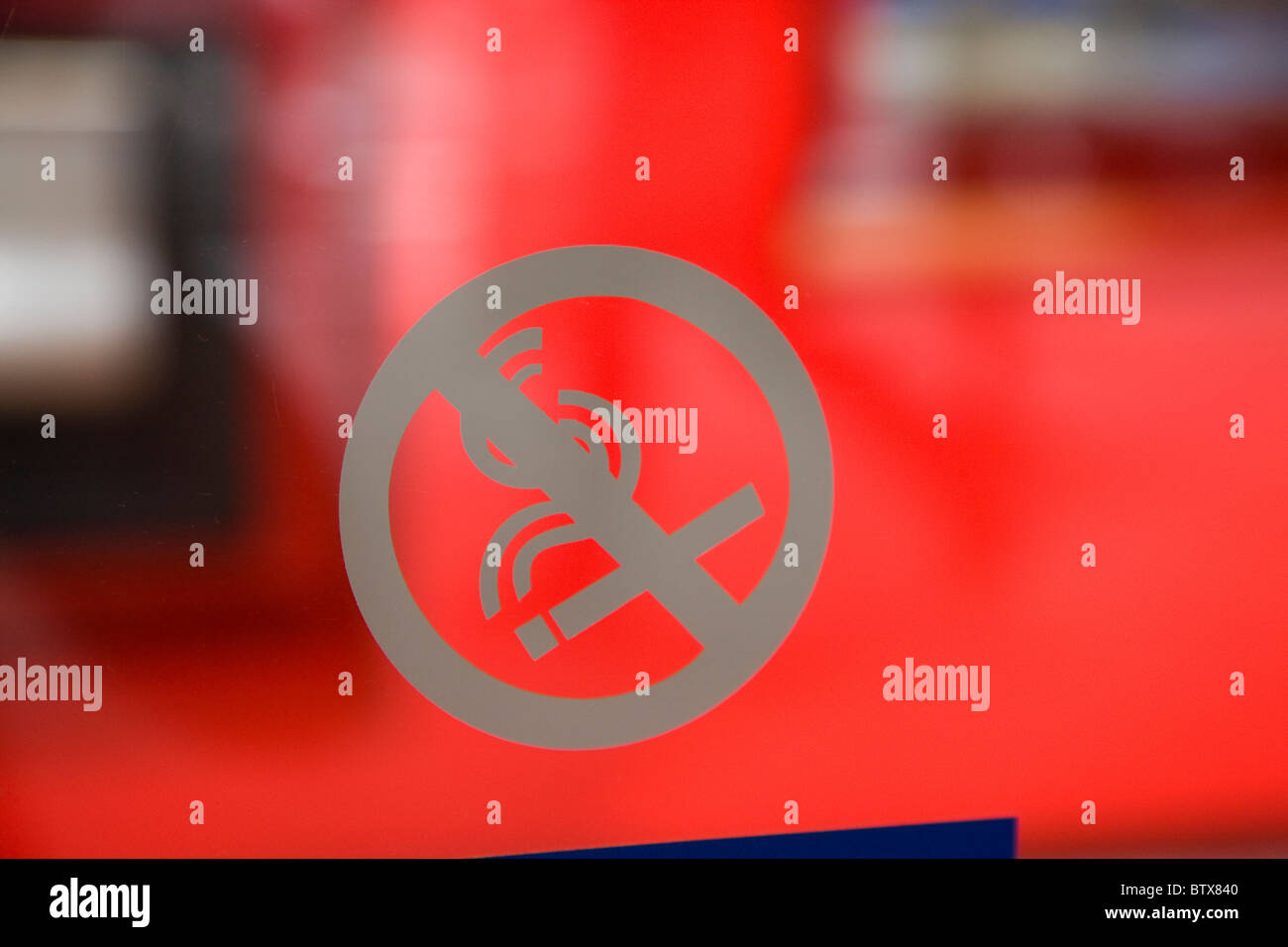 No smoking sign on a window in New York Stock Photo - Alamy