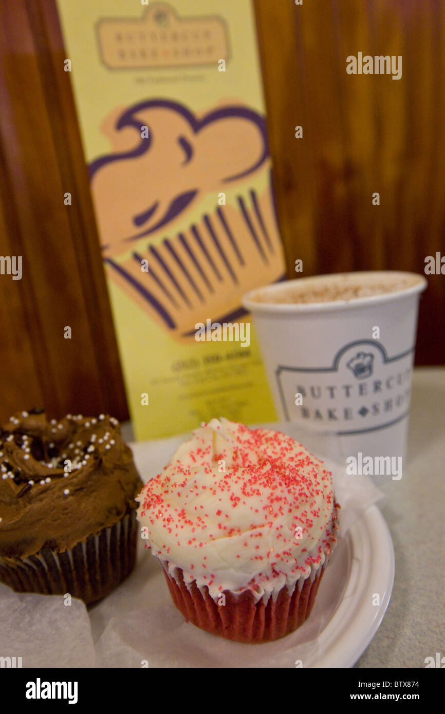 Cupcakes and coffee at the Buttercup Bake Shop Stock Photo - Alamy