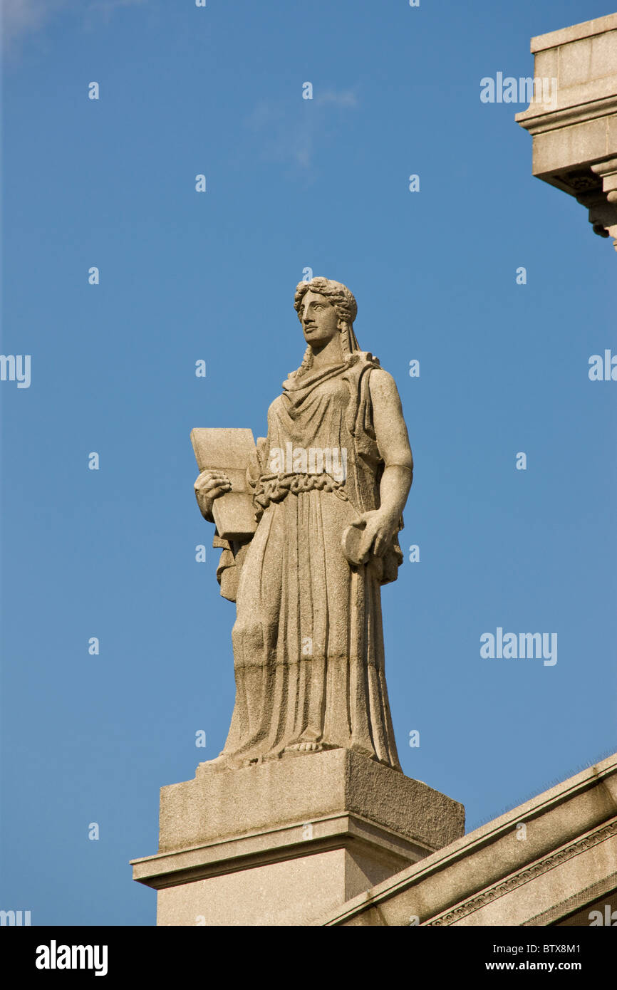 New york supreme court statue hi-res stock photography and images - Alamy