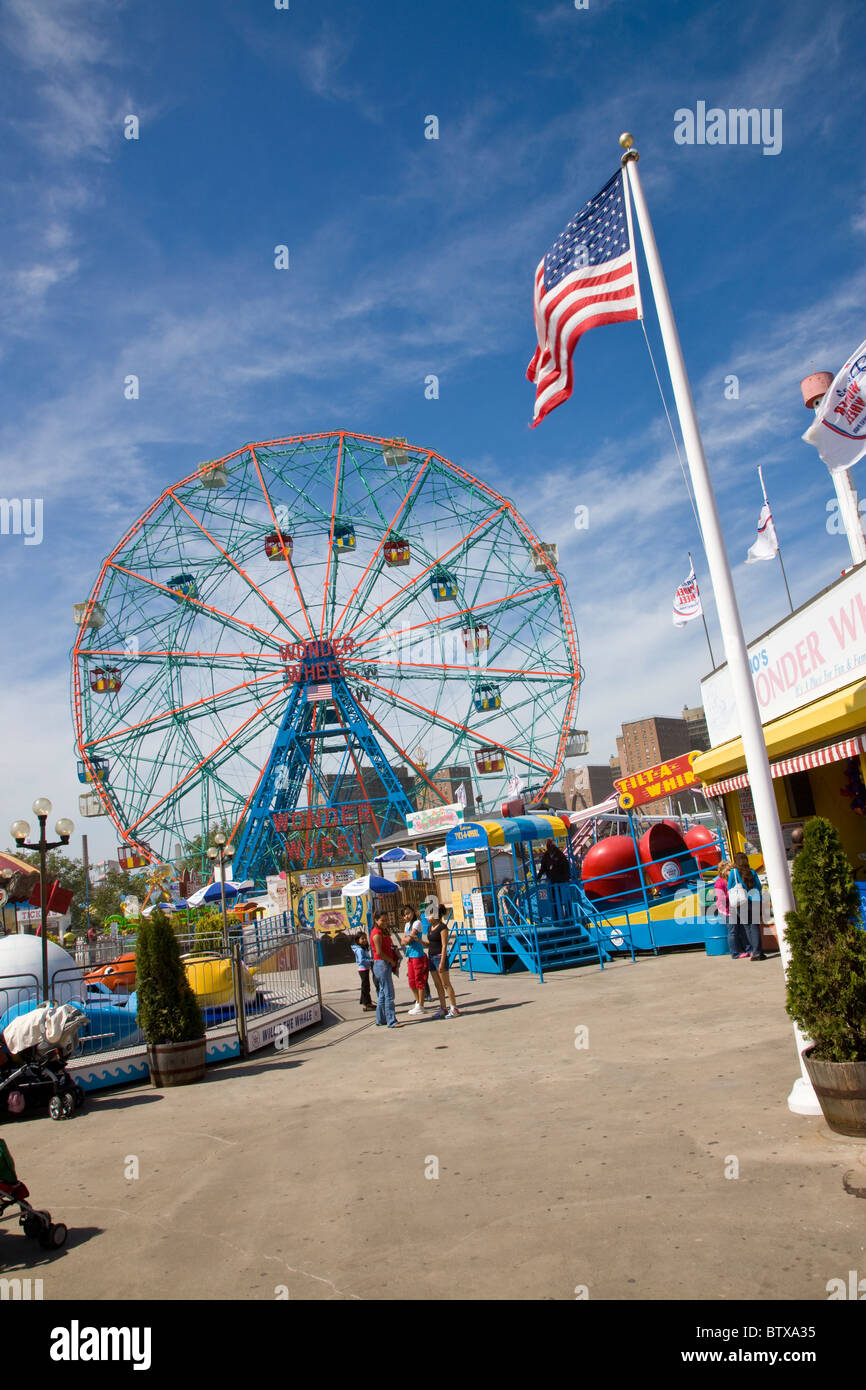 Deno's Wonder Wheel Amusement Park at Coney Island in Brooklyn Stock ...