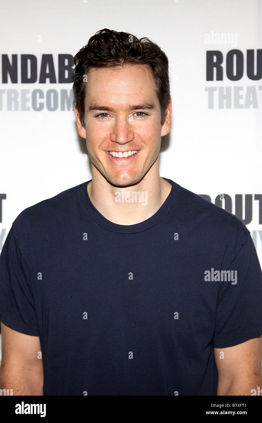 THE UNDERSTUDY Broadway Cast Photo Op Stock Photo - Alamy