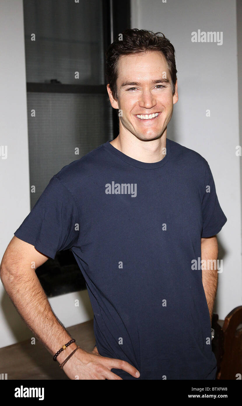 THE UNDERSTUDY Broadway Cast Photo Op Stock Photo - Alamy