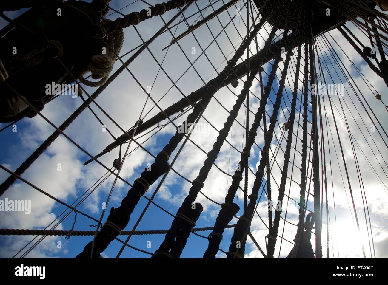 Mast rigging hms victory hi-res stock photography and images - Alamy