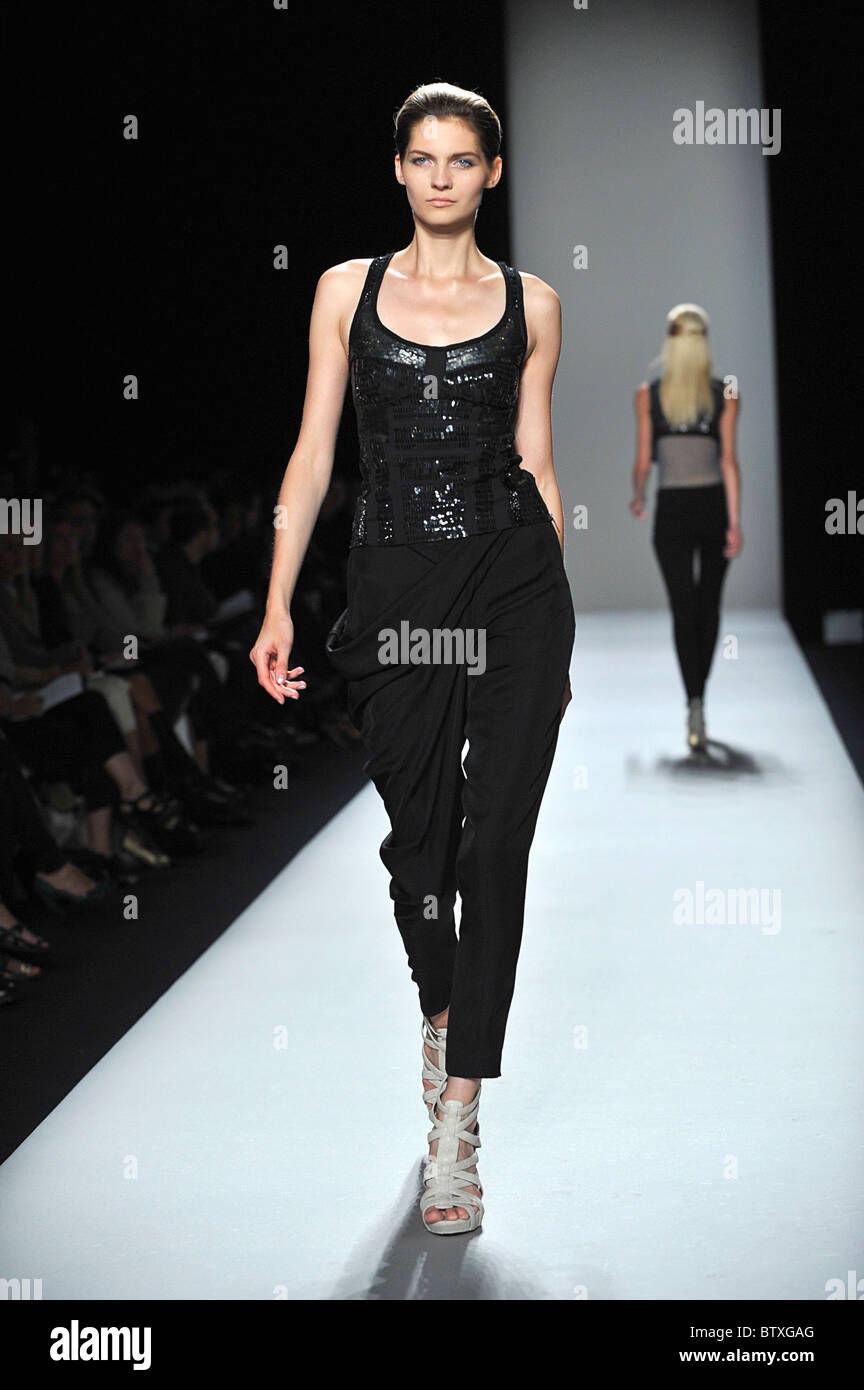 Nicole Miller Spring/Summer 2010 Fashion Show Stock Photo - Alamy