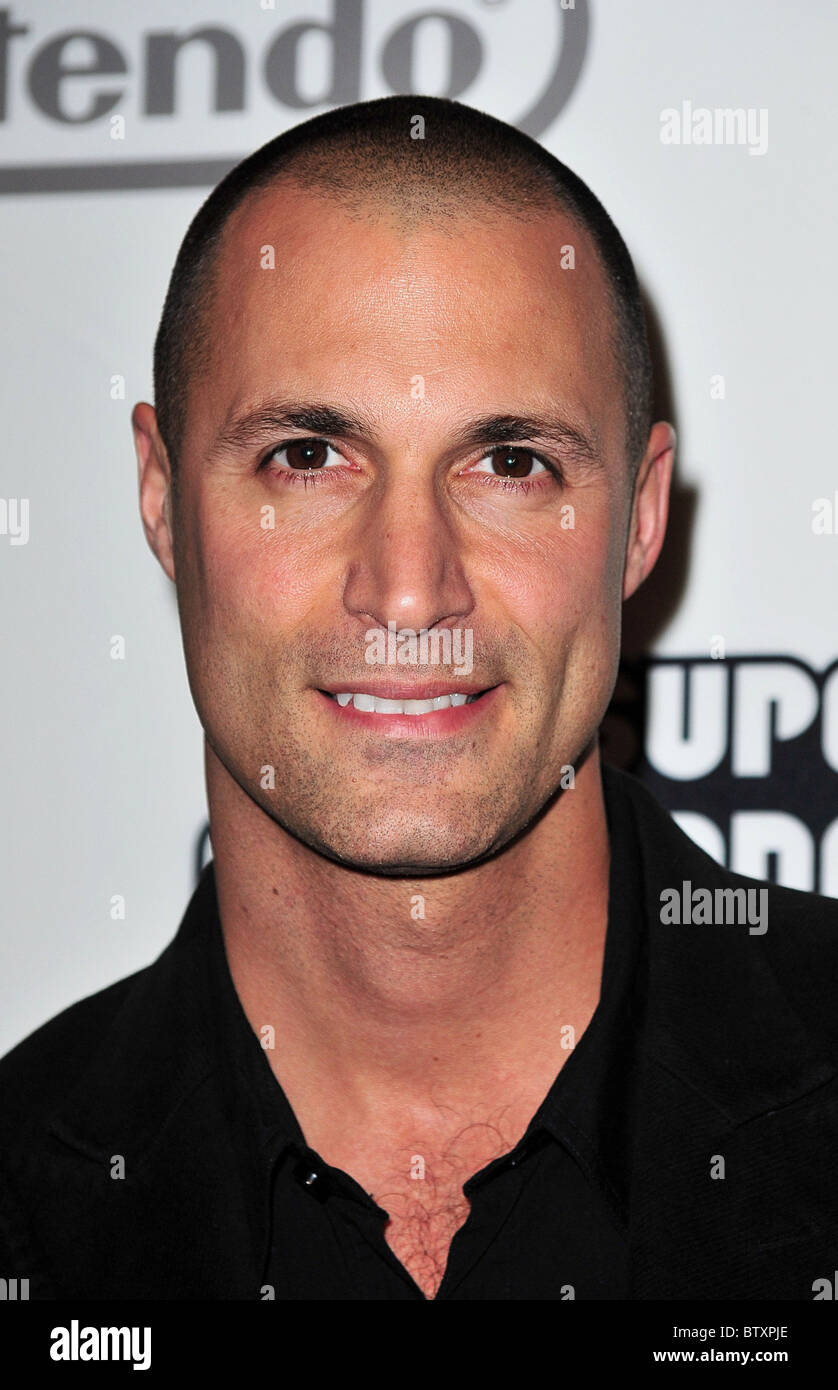 New Super Mario Bros. Video Game Launch for Wii Celebrates 25th ...