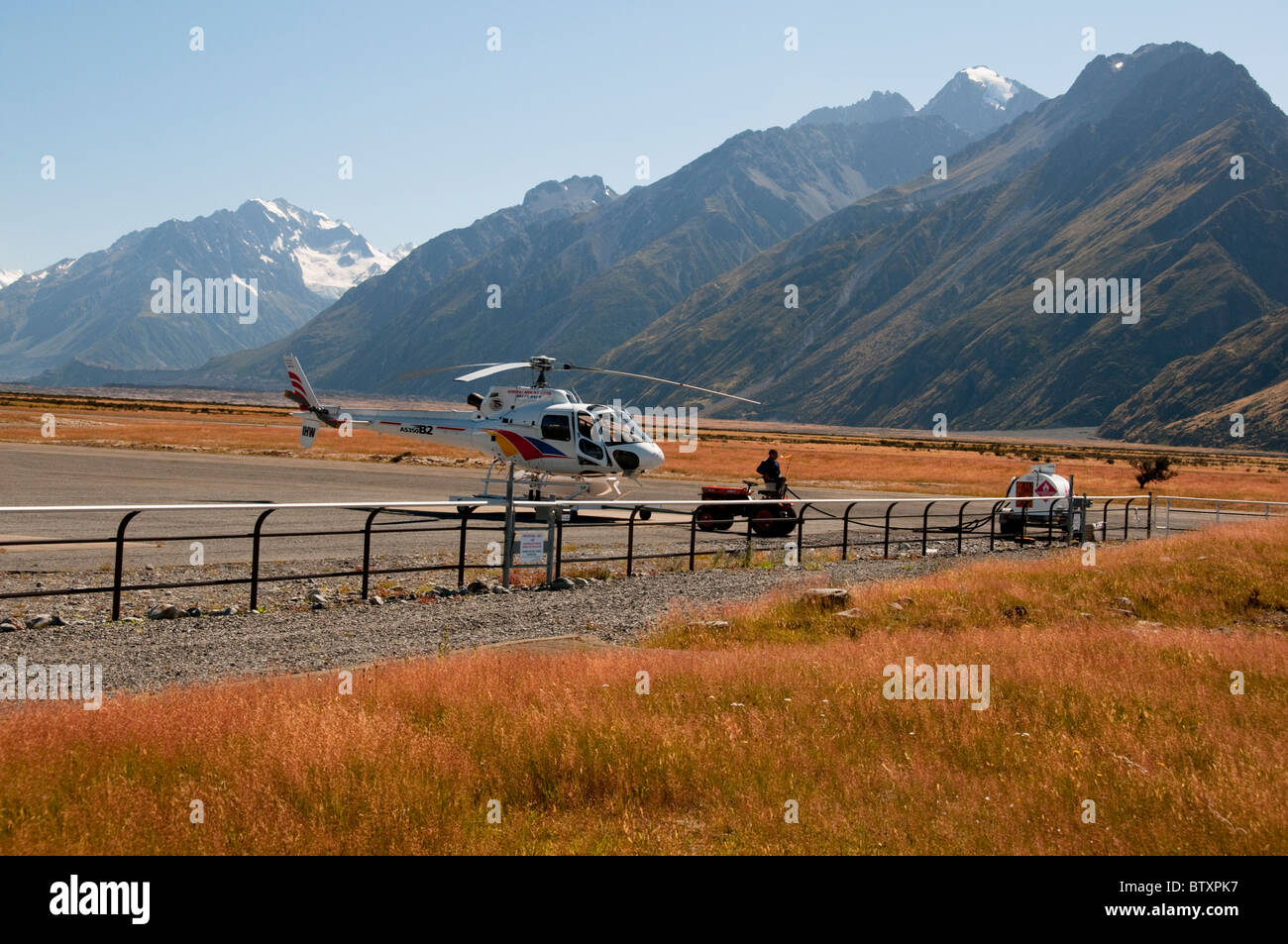 Airport walking paths hi-res stock photography and images - Alamy