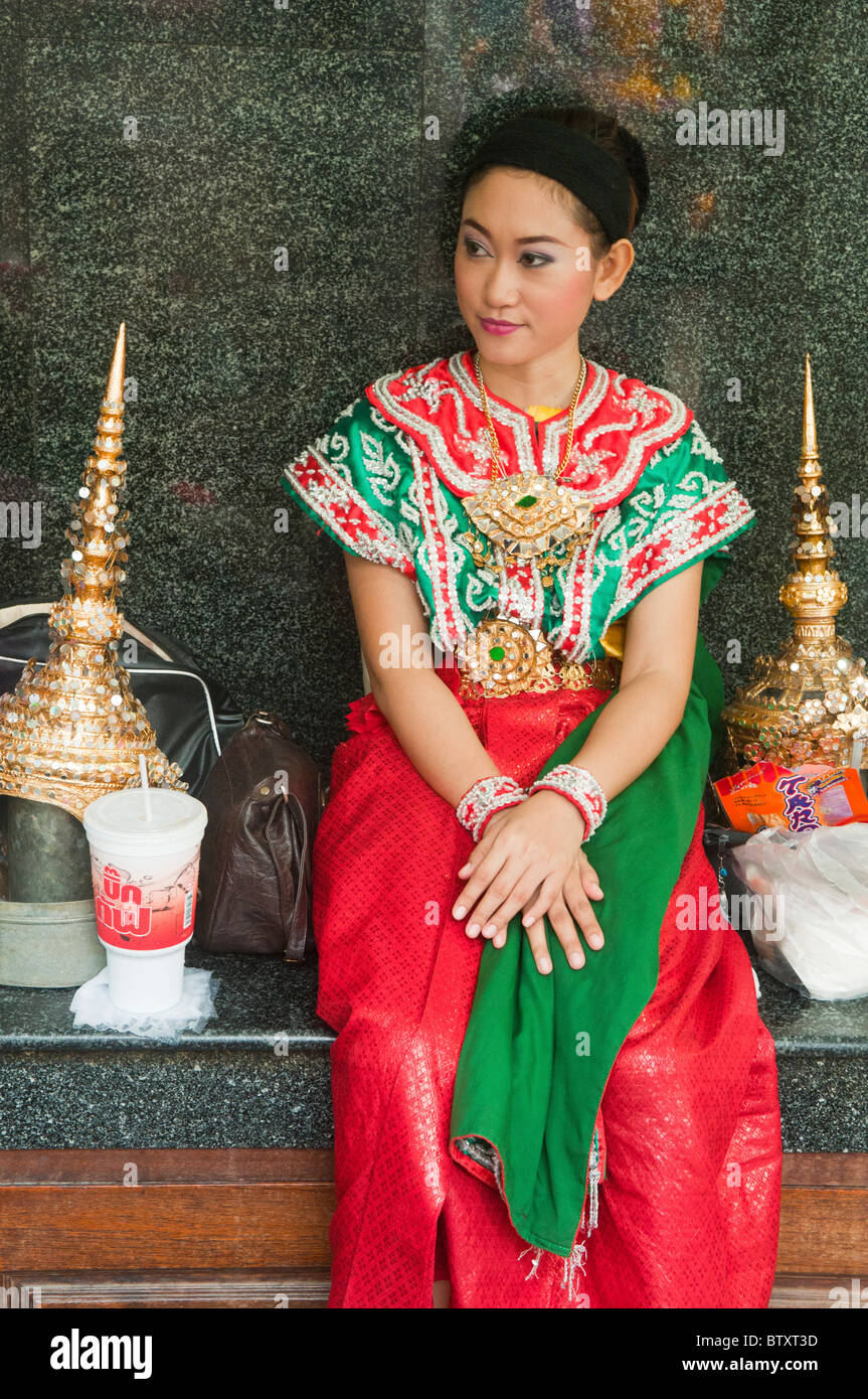 Bangkok Temple Dancer High Resolution Stock Photography and Images - Alamy