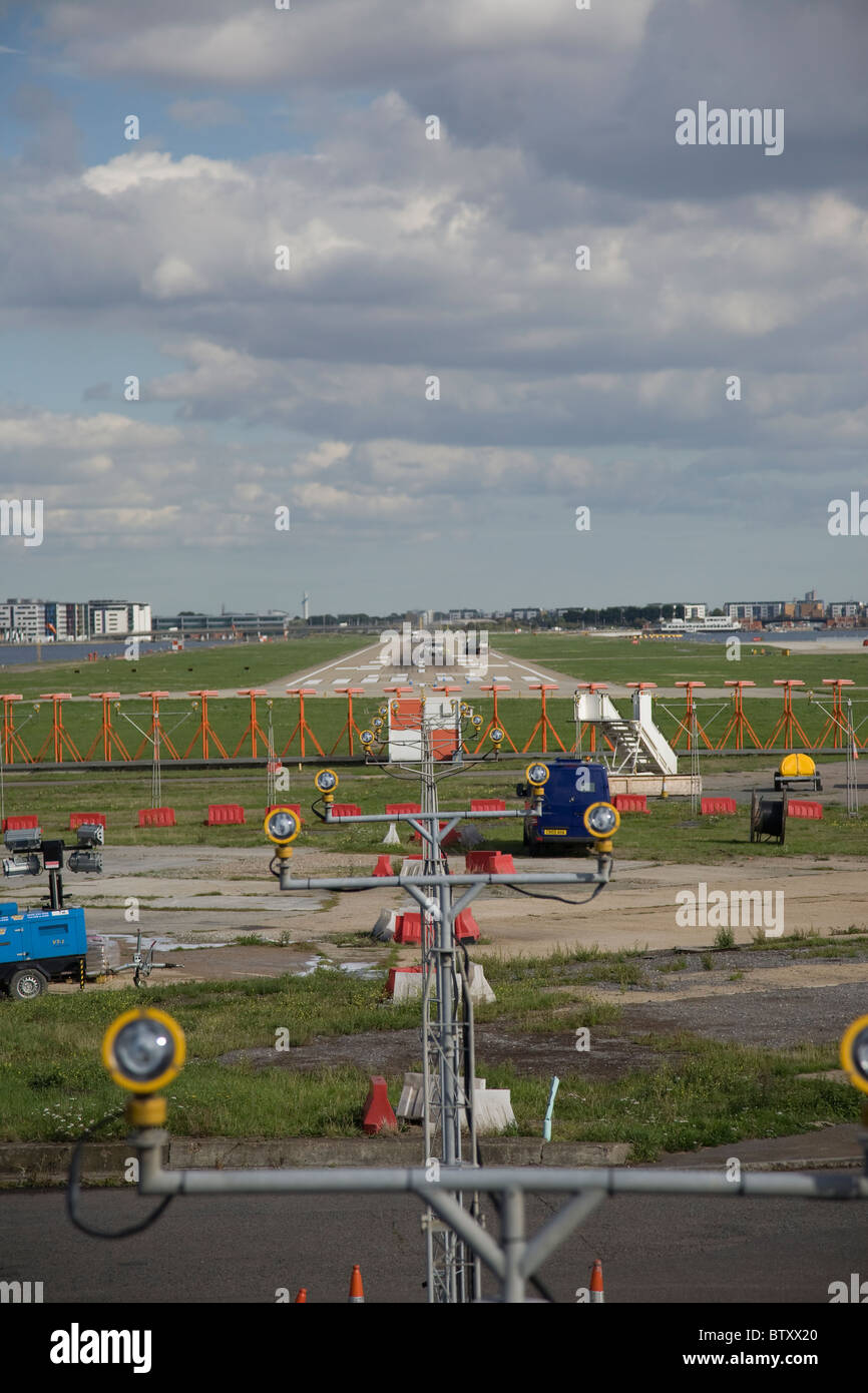 Cleaning runway hi-res stock photography and images - Alamy