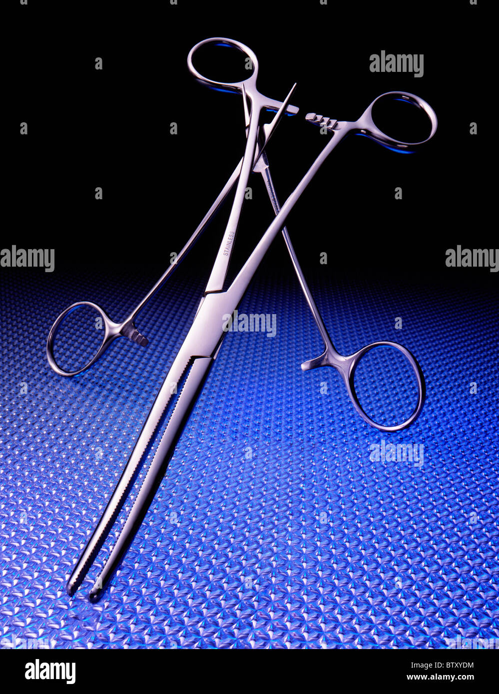 Kelly hemostatic forceps hi-res stock photography and images - Alamy