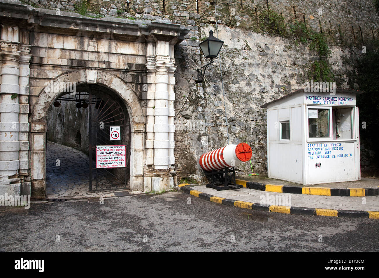 Guarded gate hi-res stock photography and images - Alamy