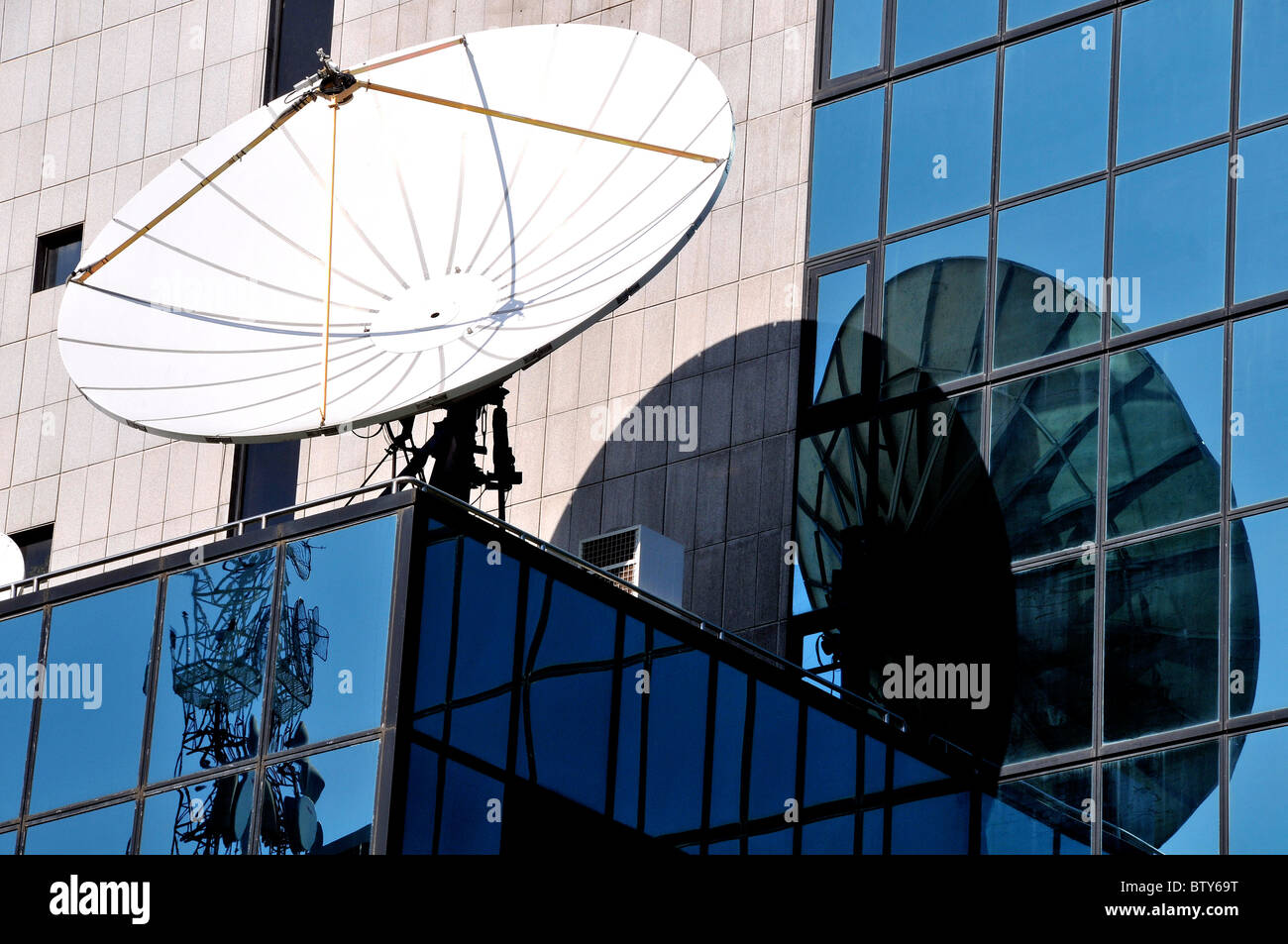 Parabolic reflector antenna hi-res stock photography and images - Alamy