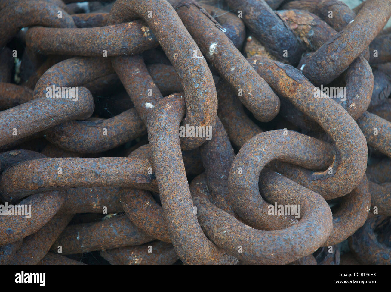 Rusting chain links at the coast Stock Photo - Alamy