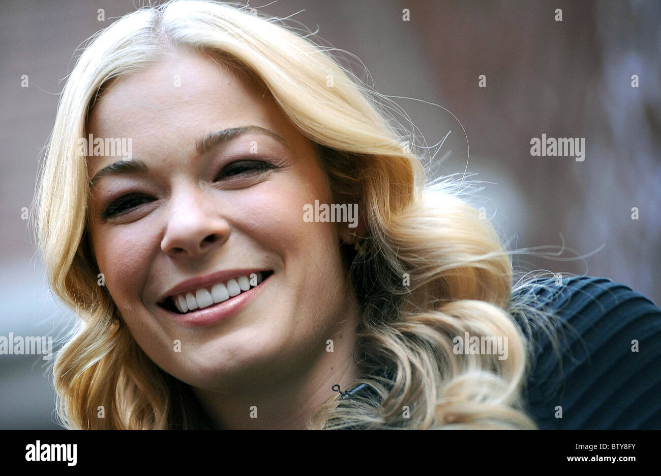 Yodel competition hi-res stock photography and images - Alamy