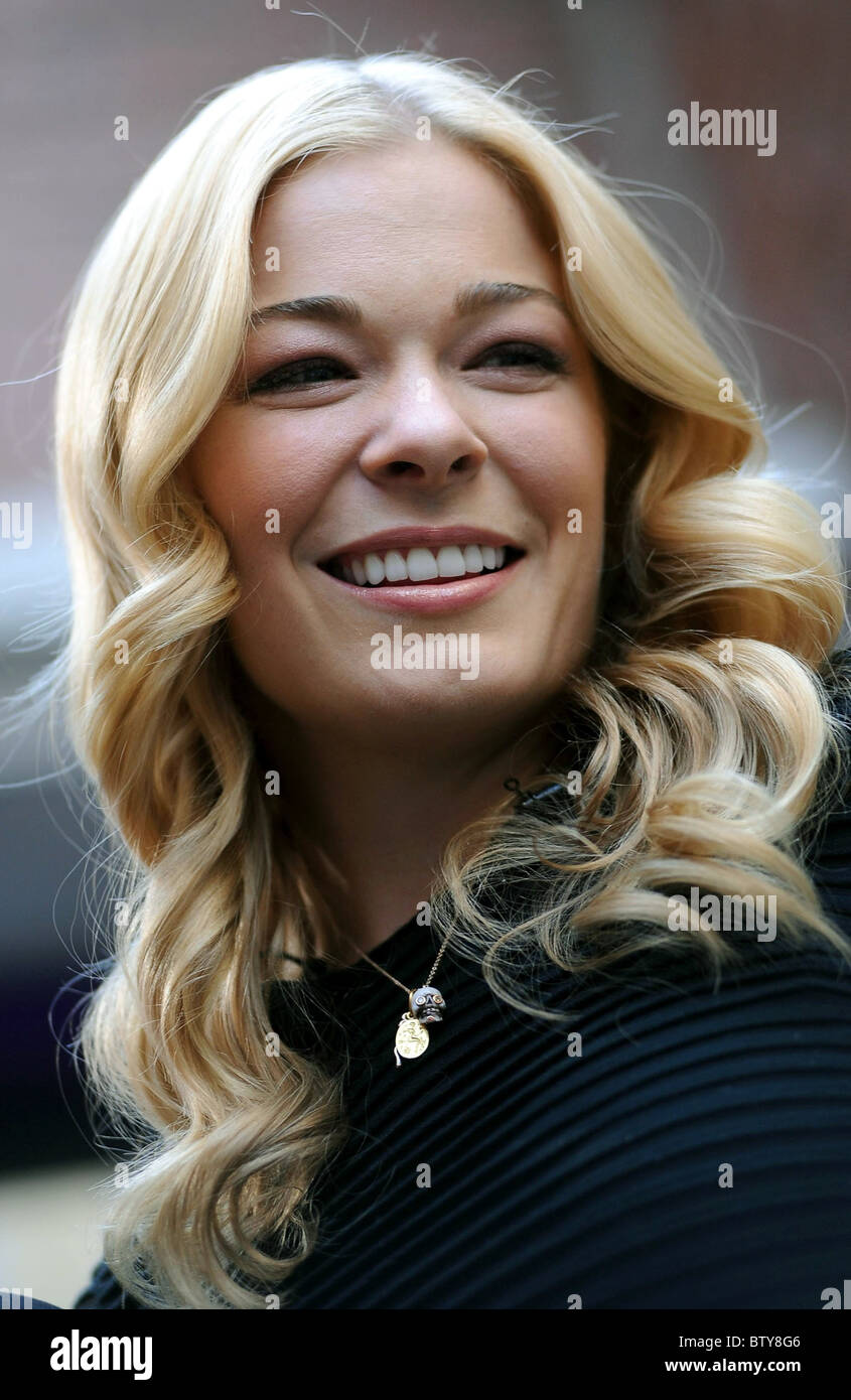 Yodel competition hi-res stock photography and images - Alamy