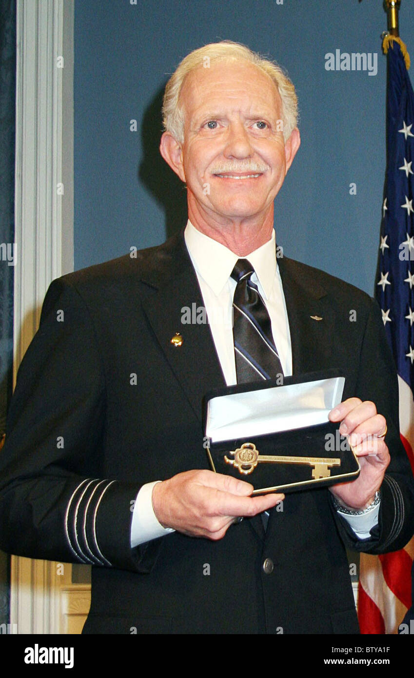 Mayor Bloomberg Presents Captain Chesley Sullenberger and the Crew of ...