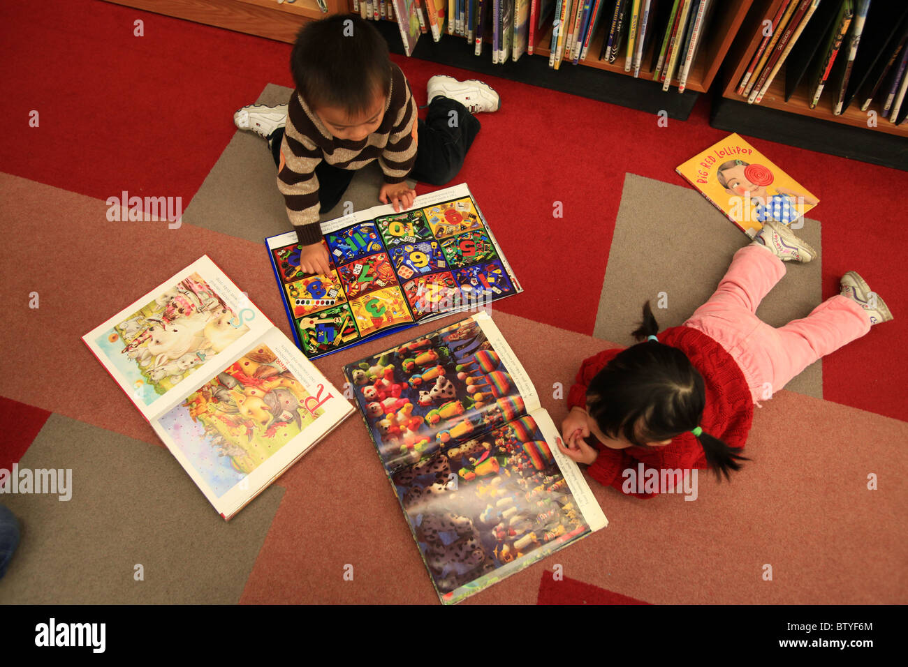 Reading to kids library hi-res stock photography and images - Alamy