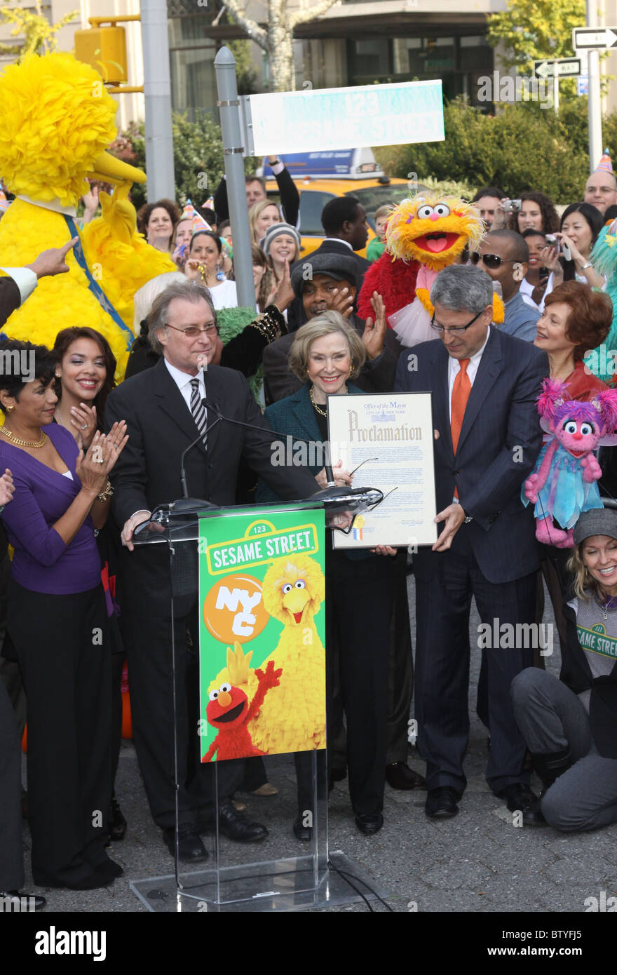 SESAME STREET Day Commemorates Show's 40th Anniversary Stock Photo - Alamy