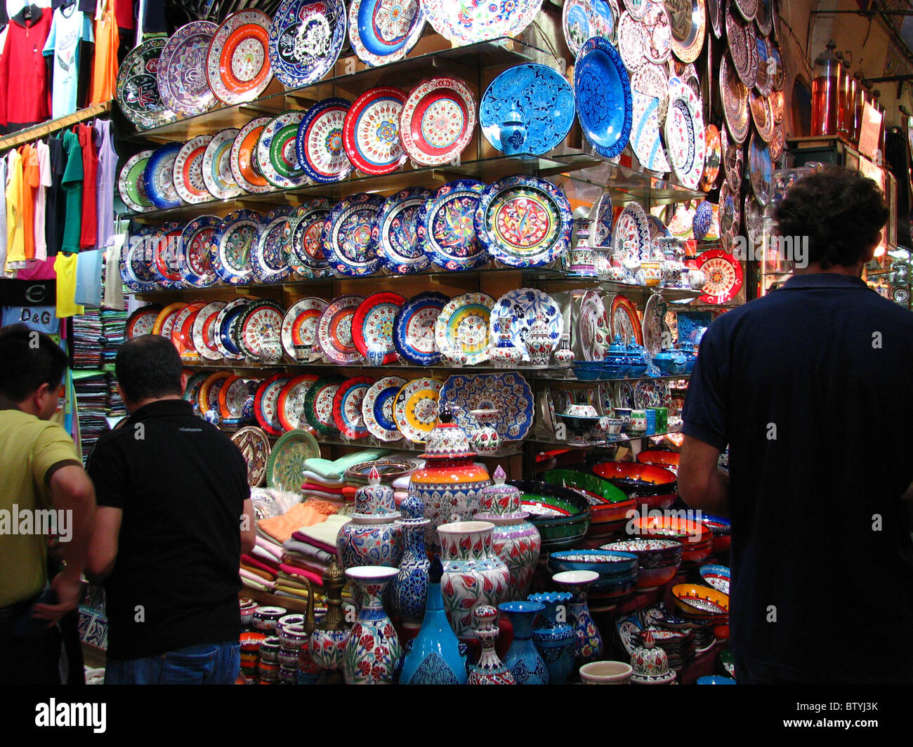 Grand bazaar in istanbul, plates hi-res stock photography and images ...