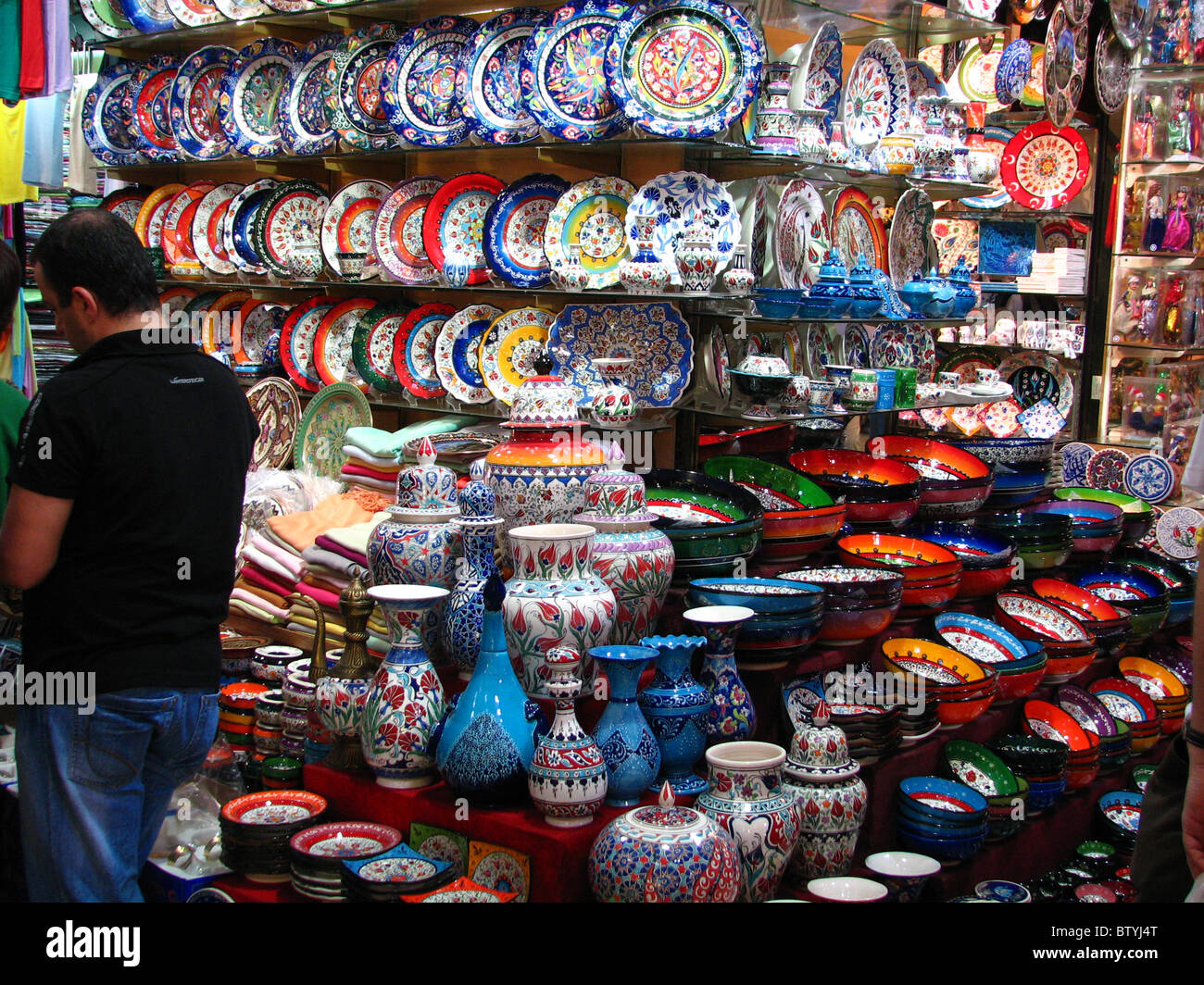 Grand bazaar in istanbul, plates hi-res stock photography and images ...